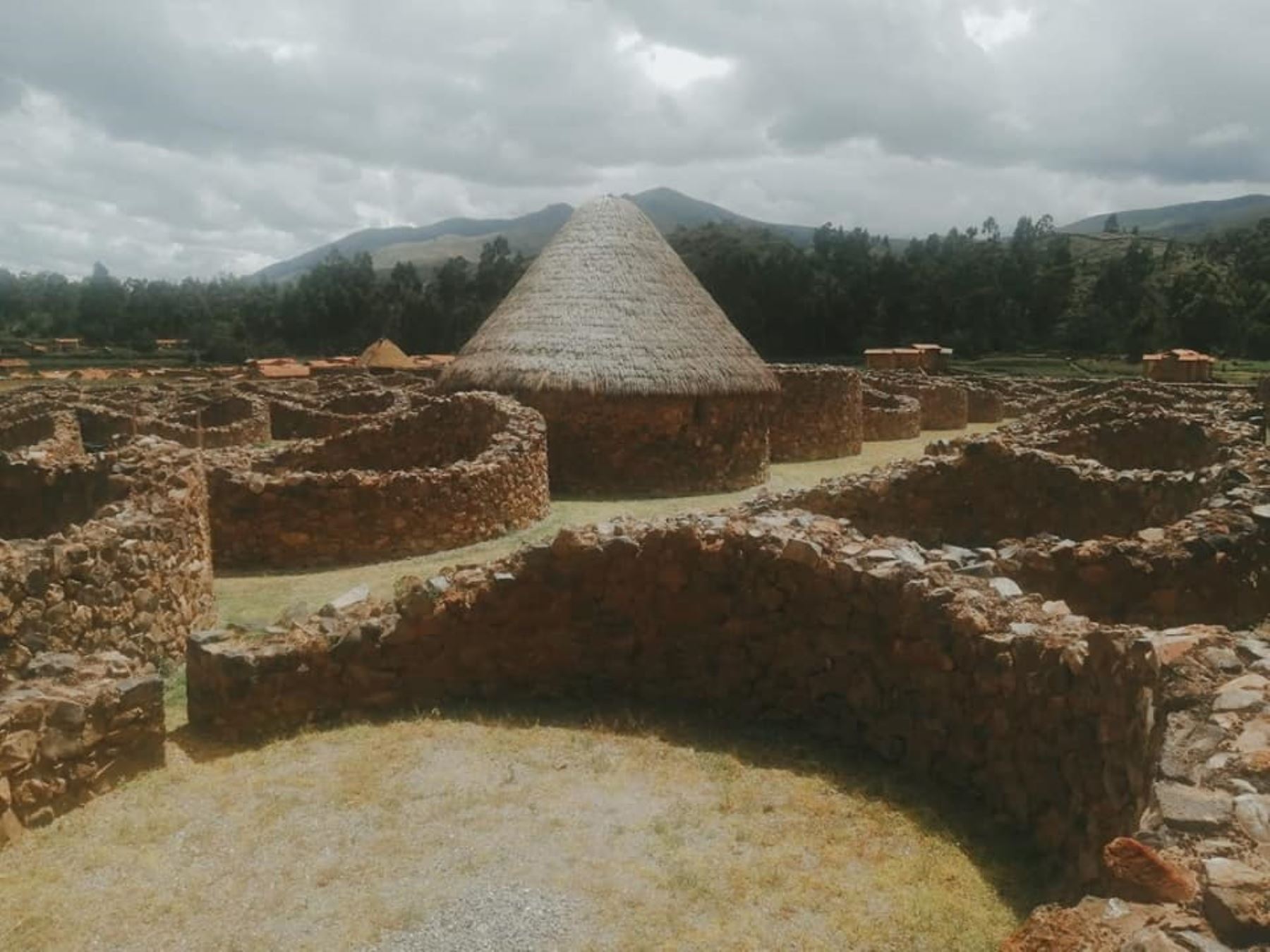 Cusco: las impresionantes colcas de parque arqueológico Raqchi volverán ...